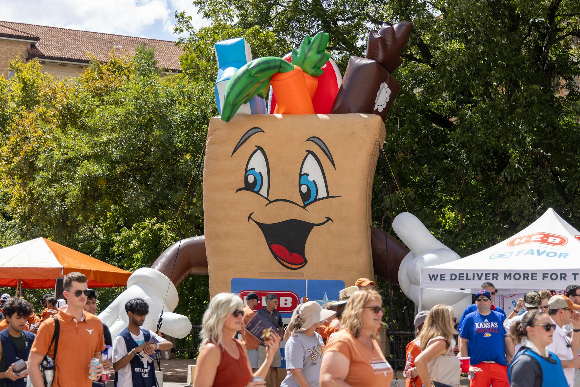 Some grocery giants think massive scale is the only way to win. H-E-B ...